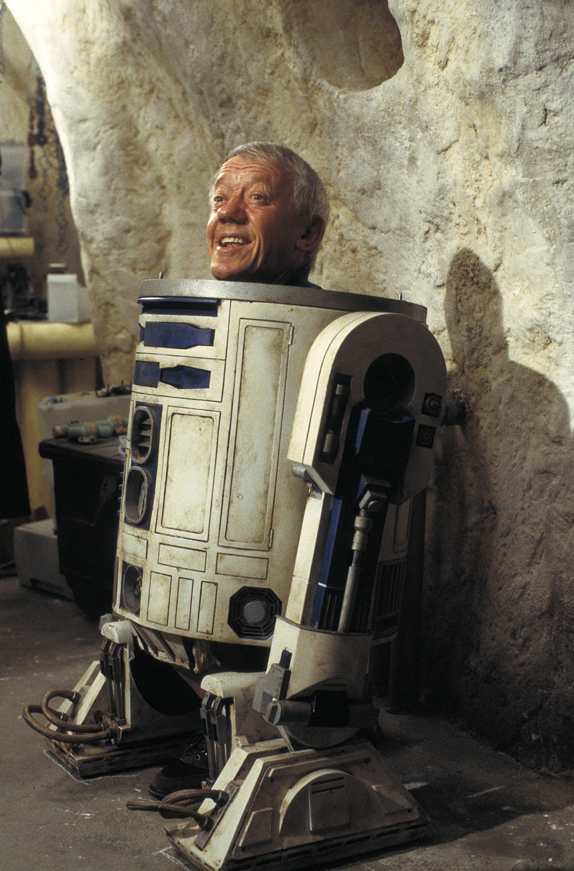 Kenny Baker, R2D2 actor, at The Force Awakens premiere : r/lastimages
